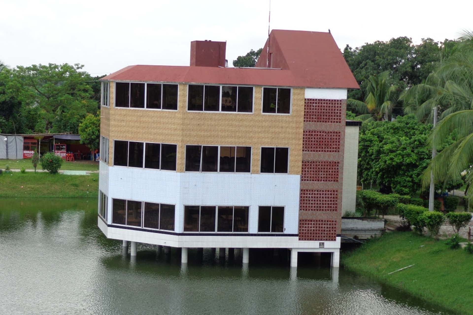 Mozaffar Garden & Resort